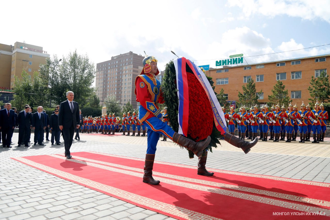 ОХУ ын Холбооны Хурлын Төрийн Думын дарга В В Володин Г К Жуковын хөшөөнд хүндэтгэл үзүүлэв Nio Mn