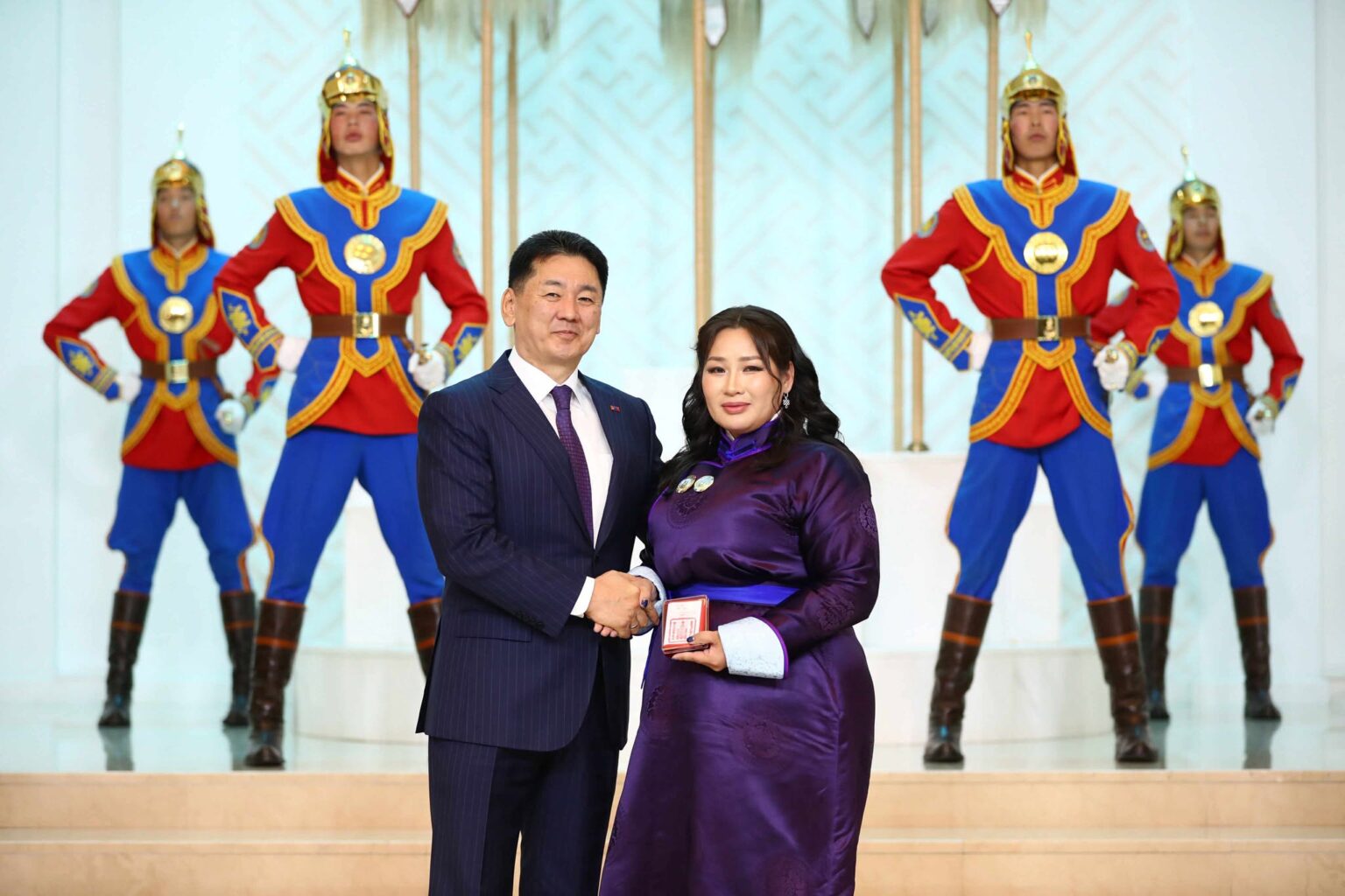 Монгол Улсын Ерөнхийлөгч У.Хүрэлсүх ээжүүдэд Алдарт эхийн одон гардууллаа – NIO.mn